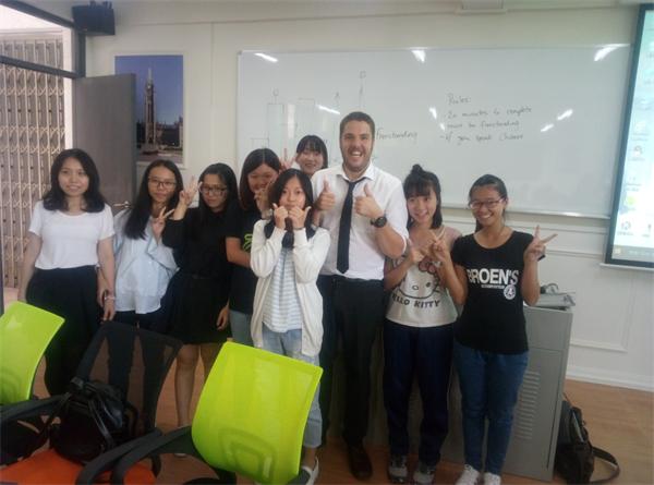 西英格兰大学Tom Linley教授来我院国际班授课__学校办公室