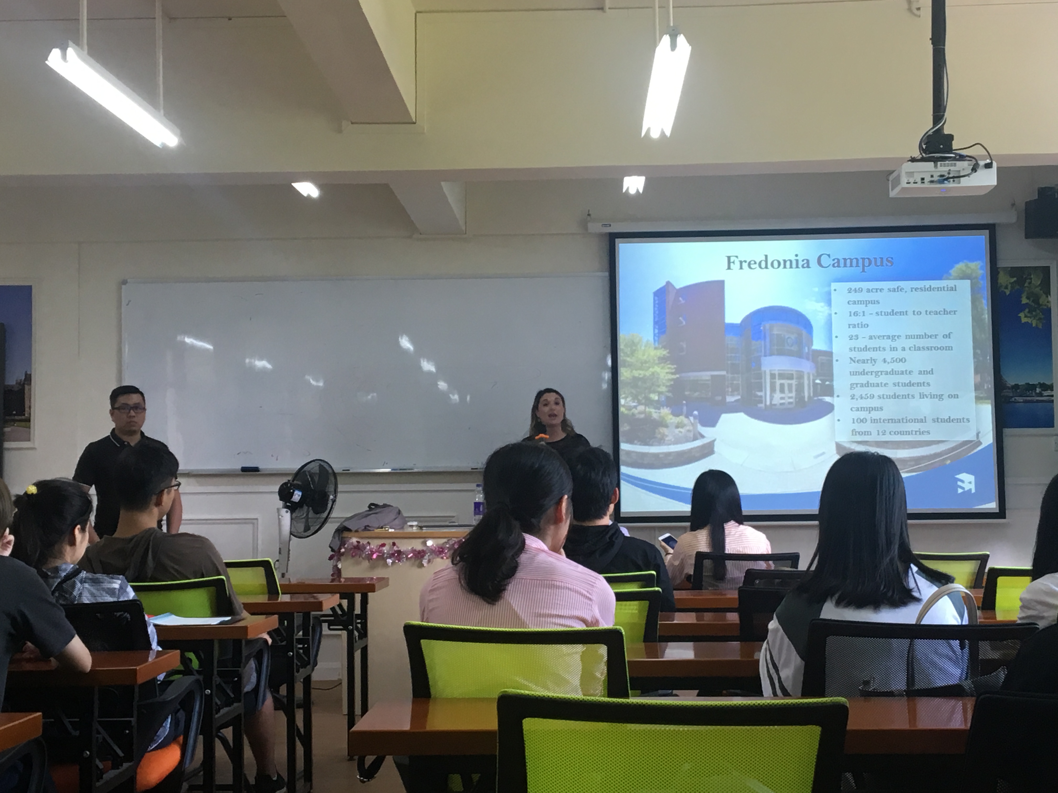 纽约州立大学弗雷多尼亚分校代表 Jessica Gatto来国际班举行讲座_学院动态_旧站节点_国际教育学院（中文）