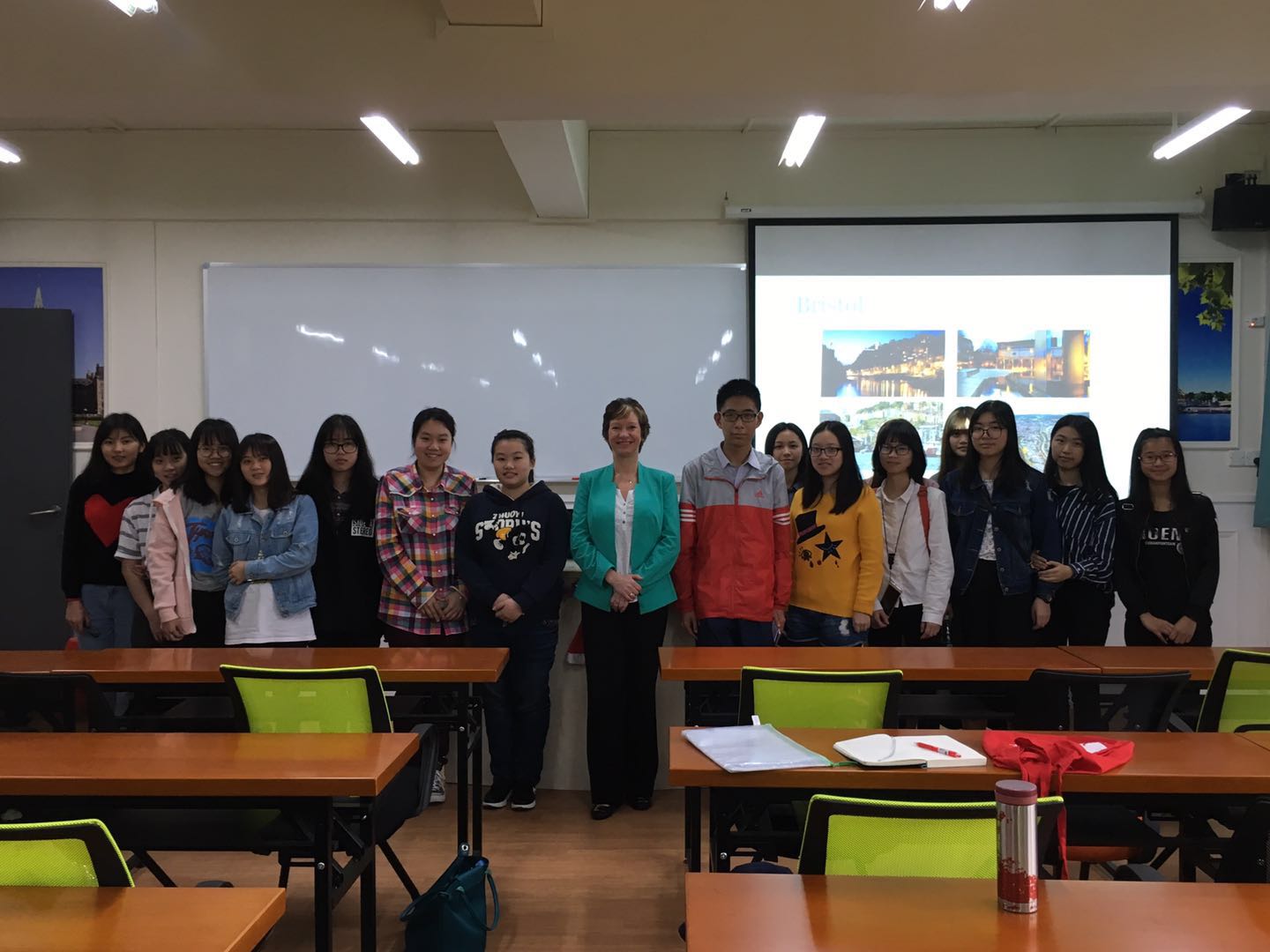 英国西英格兰大学教授Fiona Jordan来国际班授课交流_学院动态_旧站节点_国际学院（中文）