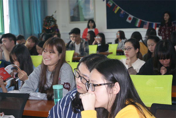 英国西英格兰大学Fiona Jordan教授来我院国际班授课_华立要闻_校园新闻_广州华立学院